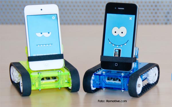 GadgestWelt – Romotive - Romo - Smartphone Robot!